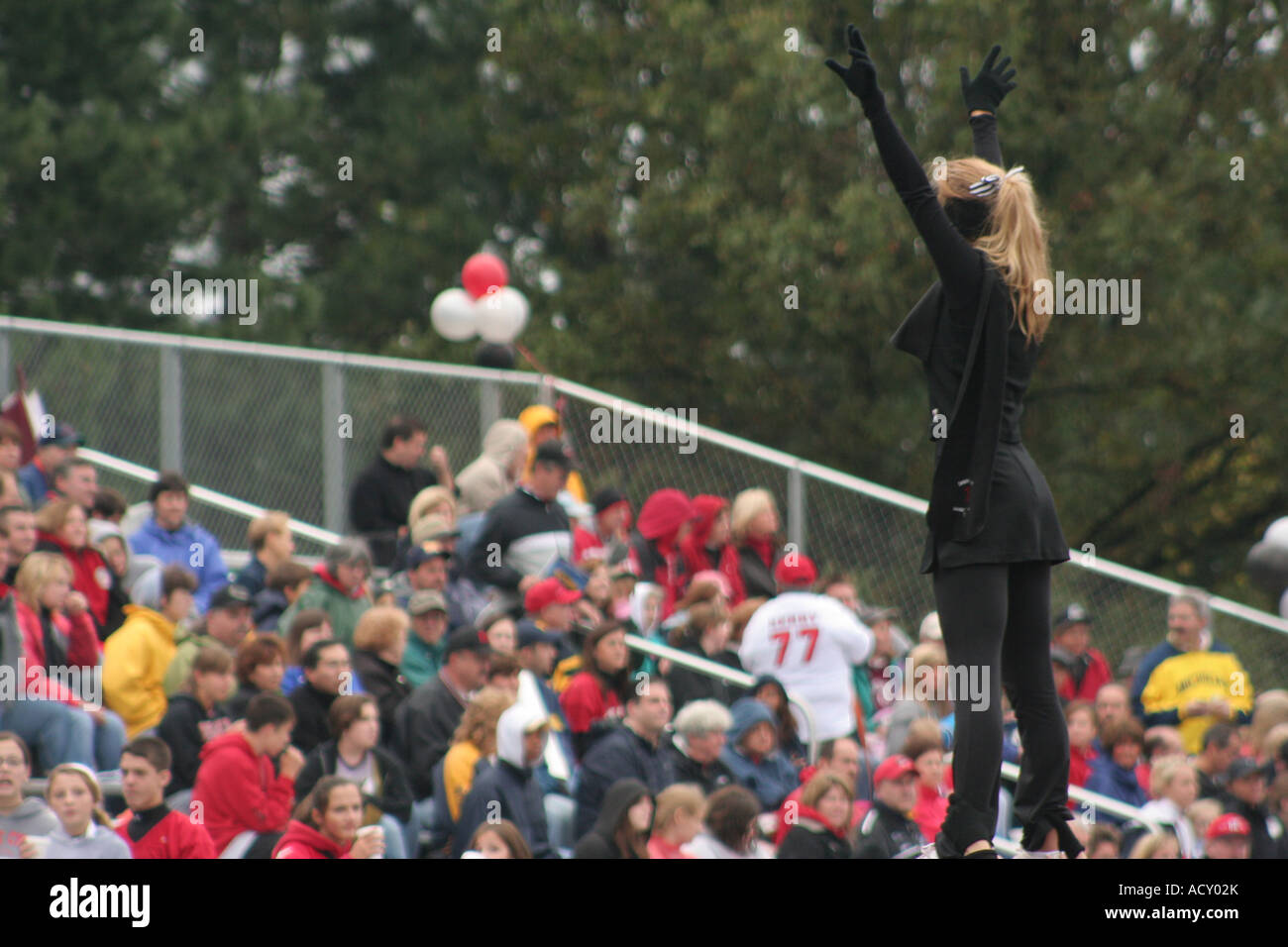 High school cheerleader performing hi-res stock photography and images ...