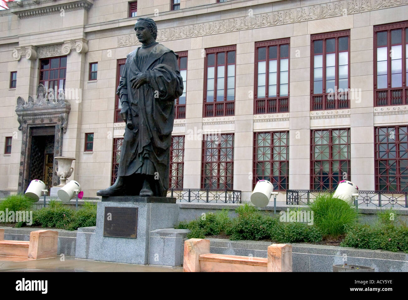 Statue of Christopher Columbus in front of City Hall in Columbus, Ohio ...