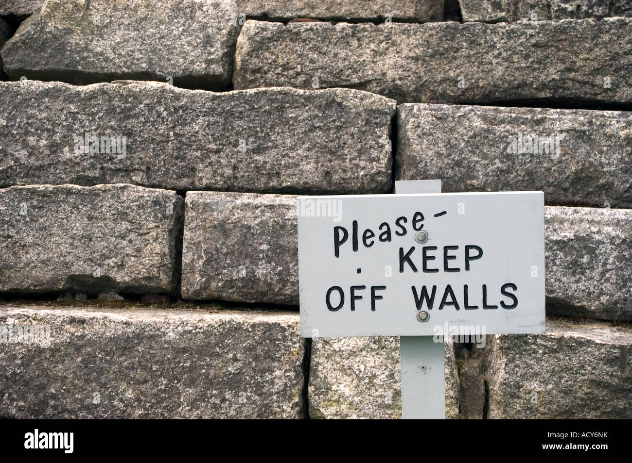 "Please keep off walls" sign Stock Photo - Alamy