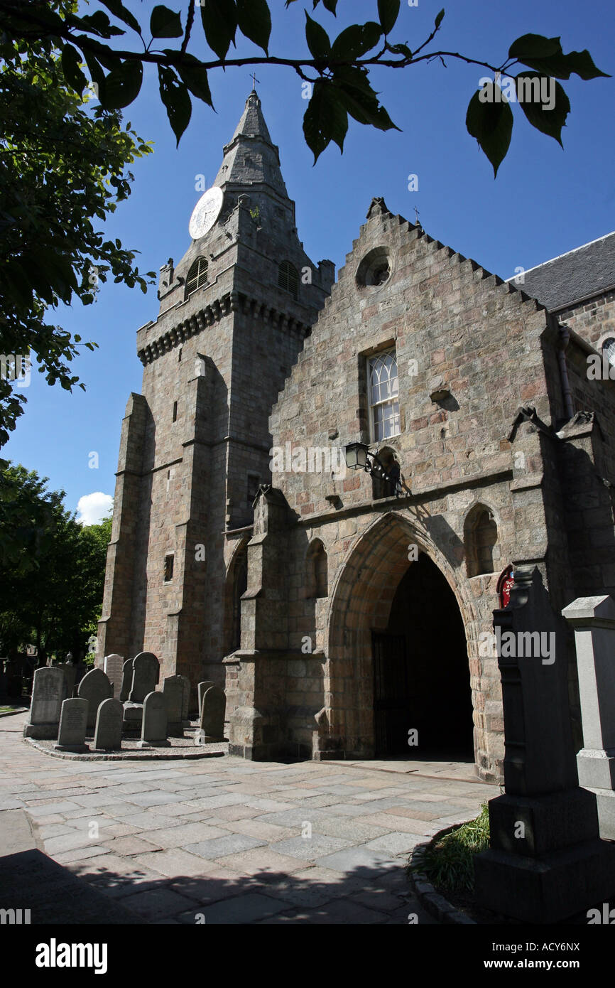 Graveyard at st machars cathedral hi-res stock photography and images ...