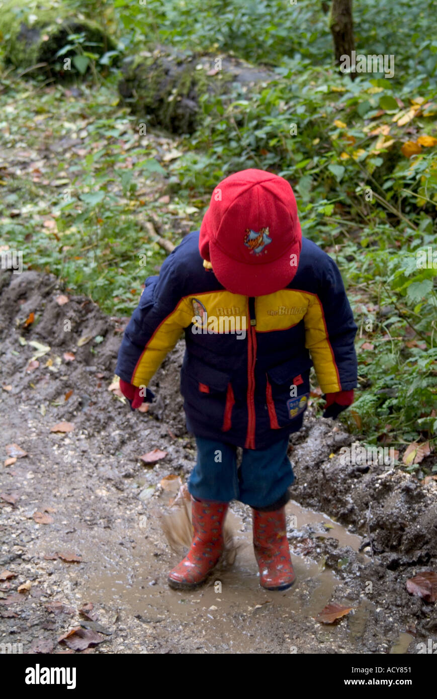 small boy playing in a puddle Stock Photo - Alamy