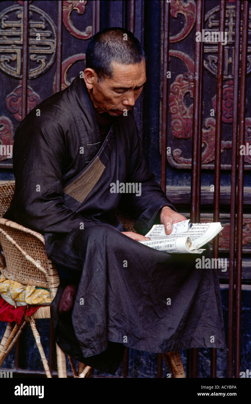 Buddhist monk reading scripture hi-res stock photography and images - Alamy