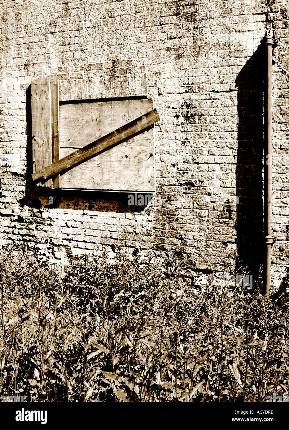 old boarded up building Stock Photo - Alamy