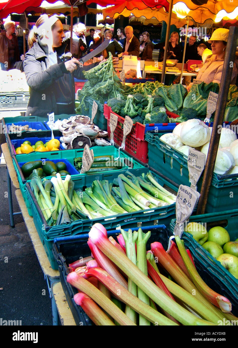 fruit and vegetable market stall Stock Photo - Alamy
