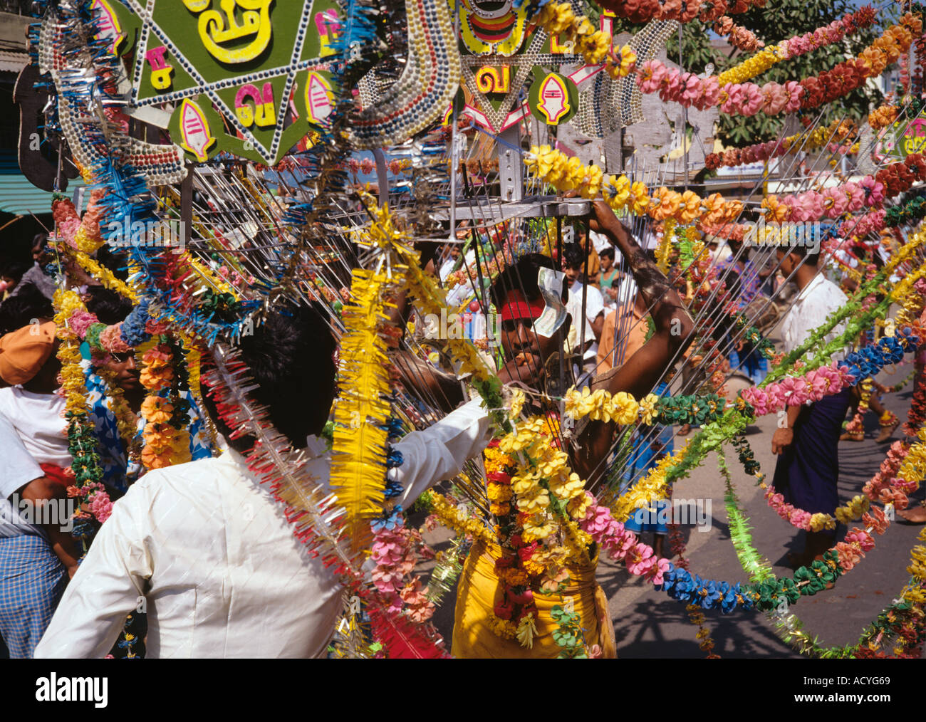 Myanmar burma rangoon people eating hi-res stock photography and images ...