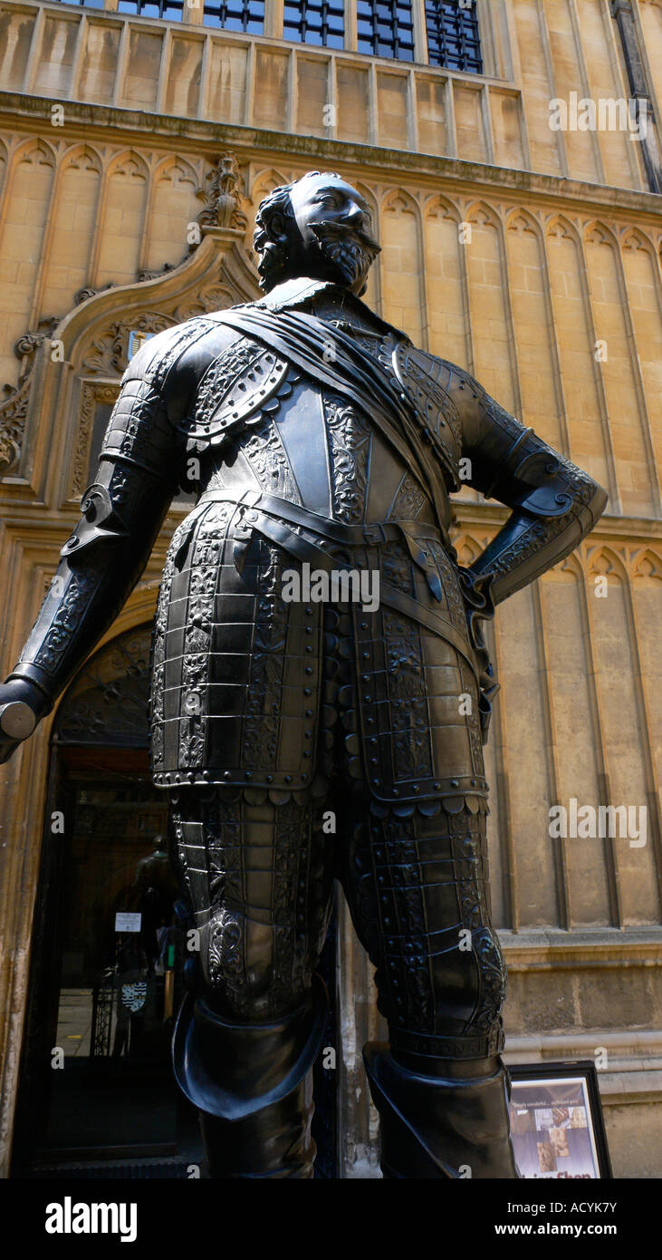 Bodleian library entrance statue earl hi-res stock photography and ...