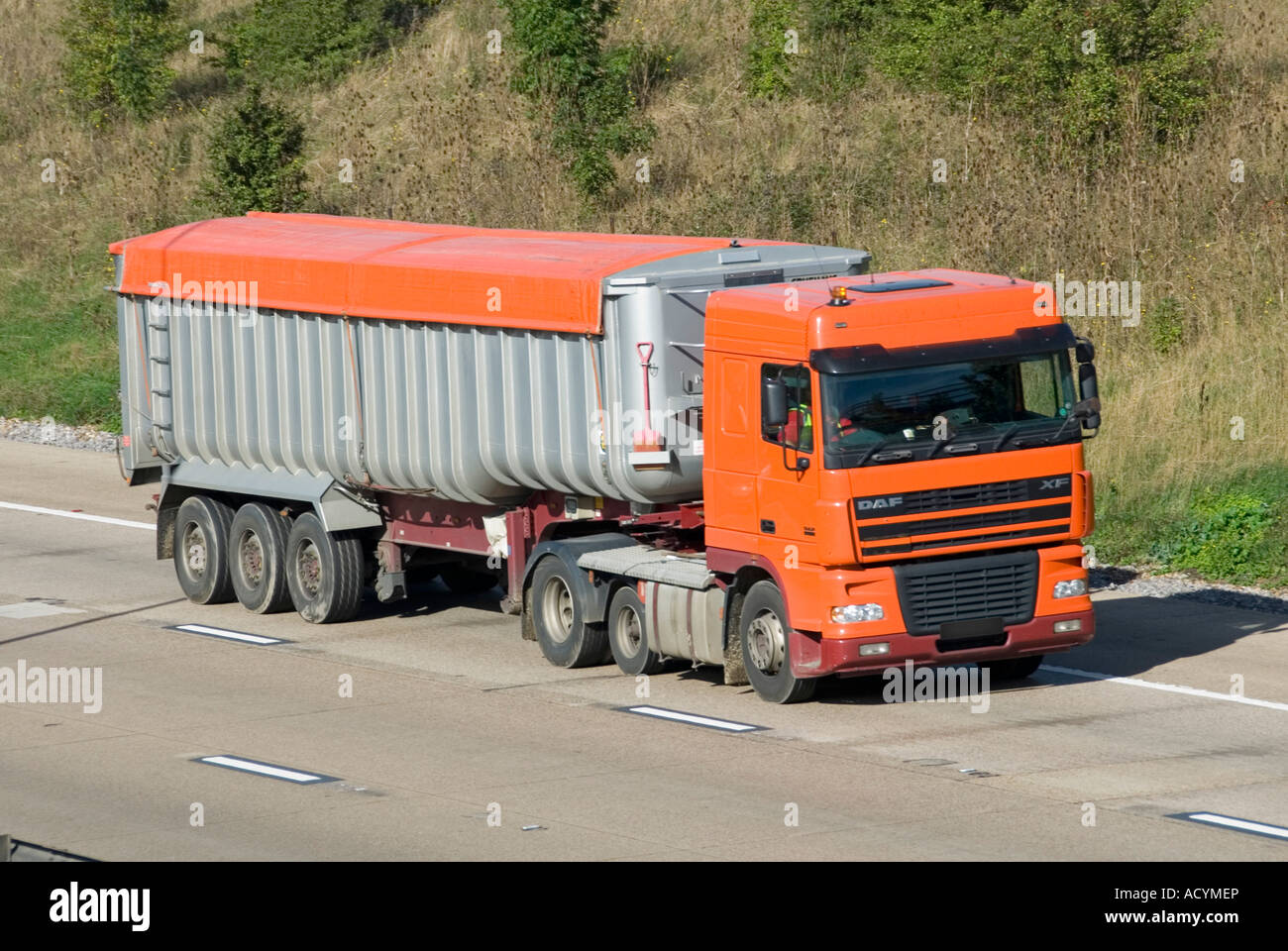 M25 motorway unmarked DAF lorry obscured number plate bulk carrier ...