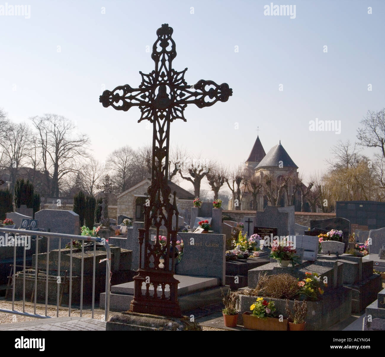 Paris churchyard hi-res stock photography and images - Alamy