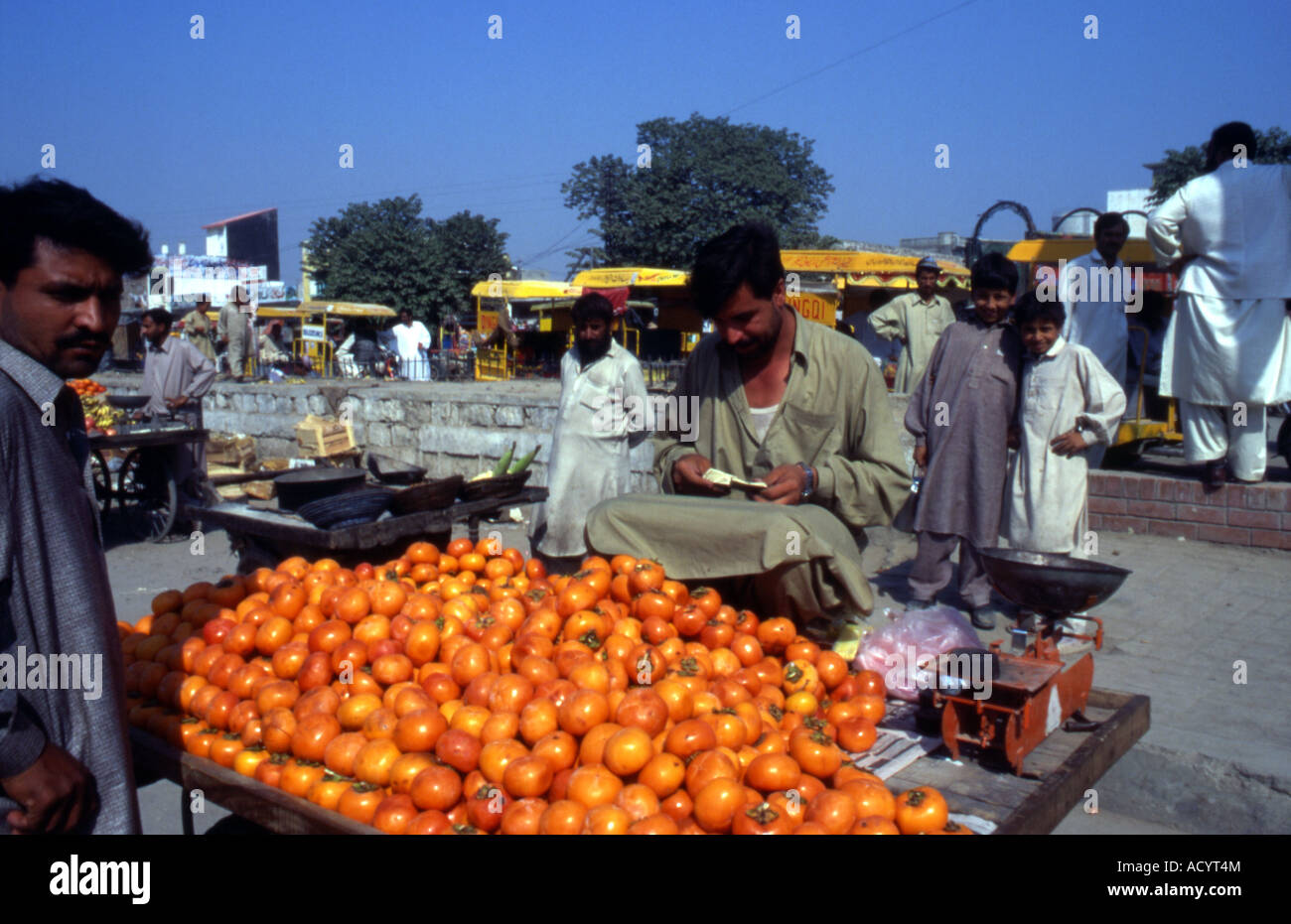 Pakistan market pakistani vendor hi-res stock photography and images ...