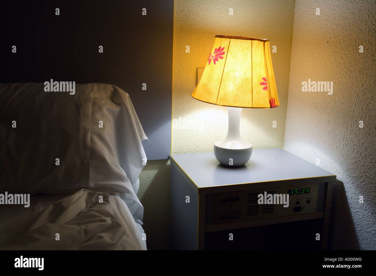 empty motel room with bed and lamp at night Stock Photo - Alamy