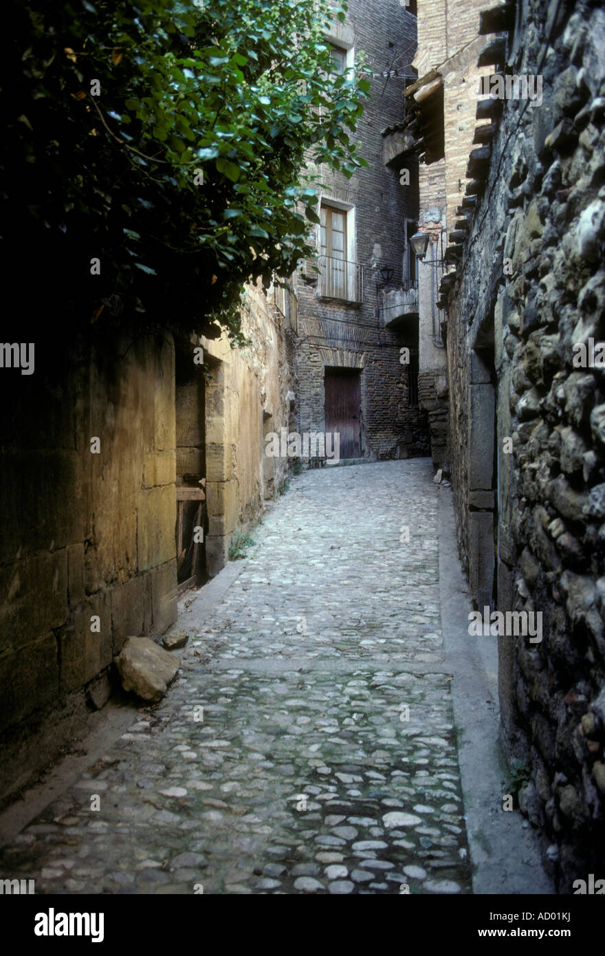 narrow street, alley, alleyway, passage, passageway, Spanish Basque ...