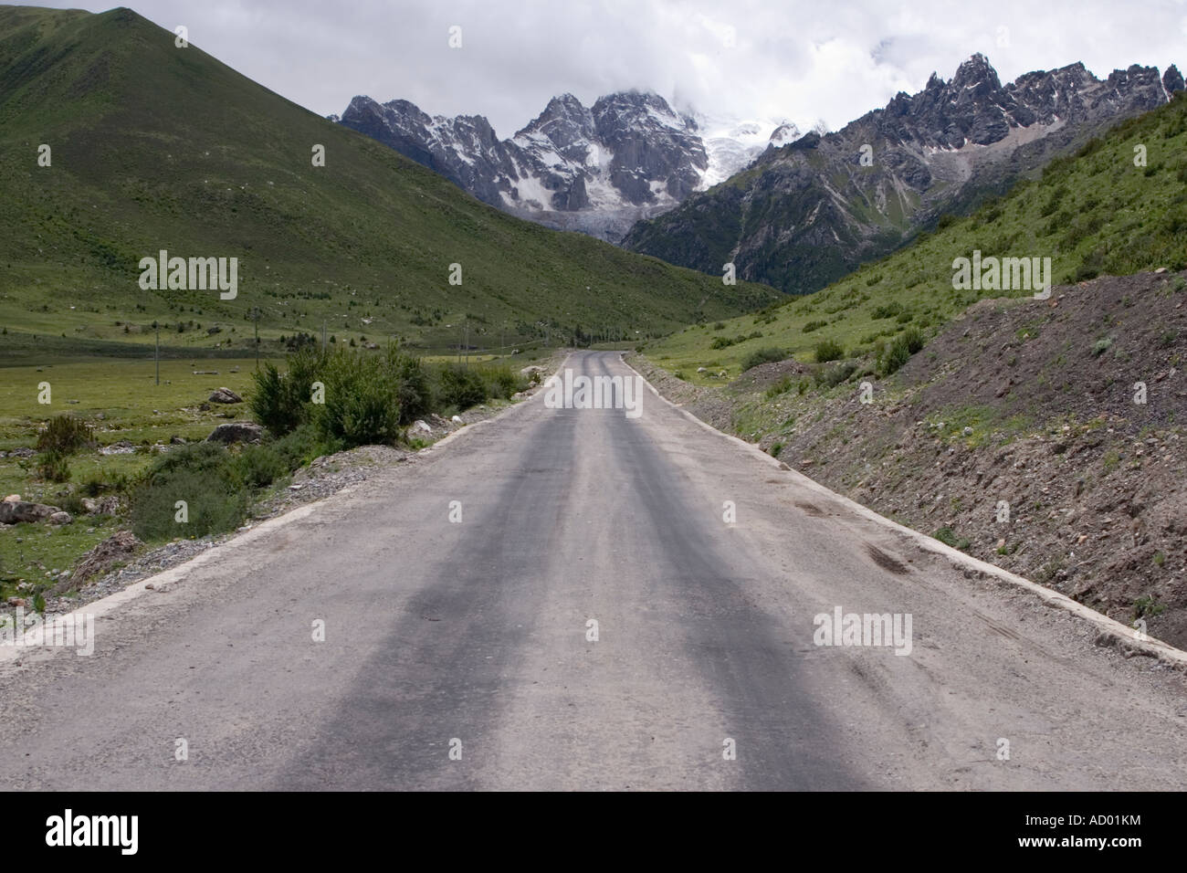 The road to Dege, in northwestern Sichuan, is the highest in China ...