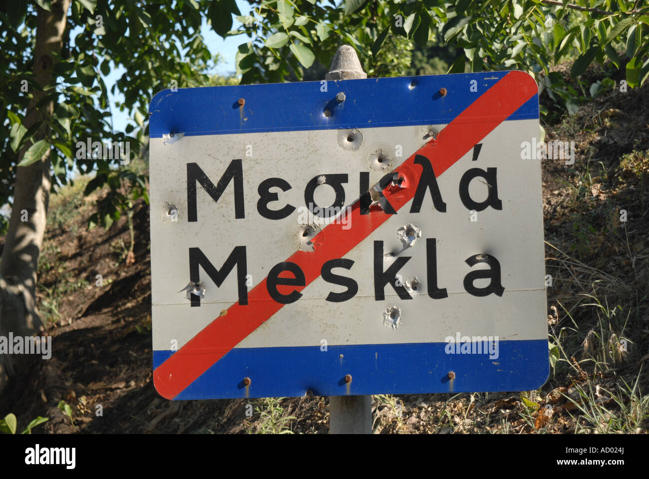 Bullet holes in road signs hi-res stock photography and images - Alamy