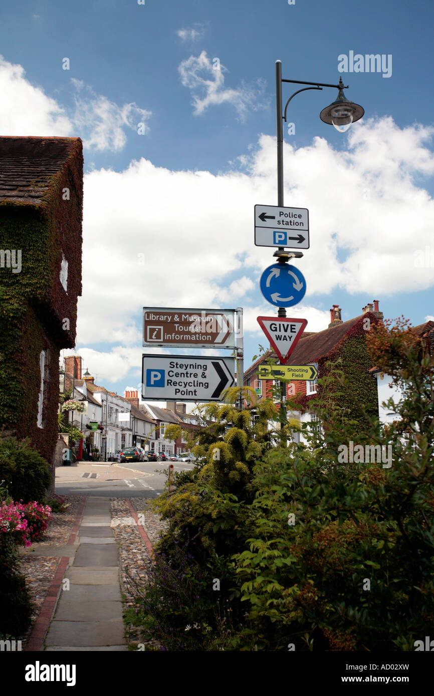 Uk brown tourism signs hi-res stock photography and images - Alamy