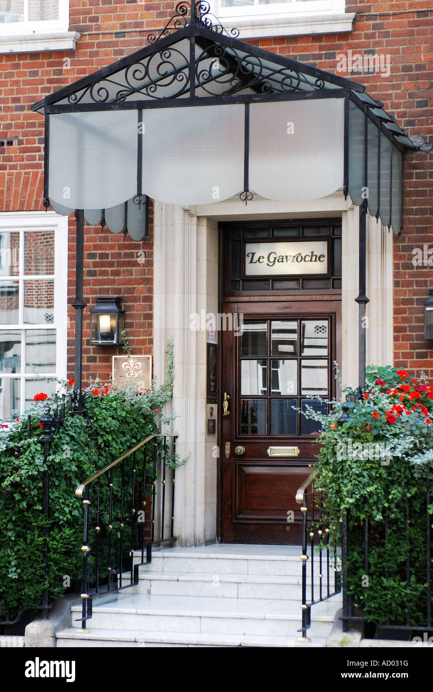 EXTERIOR OF LE GAVROCHE RESTAURANT UPPER BROOK STREET LONDON ENGLAND ...