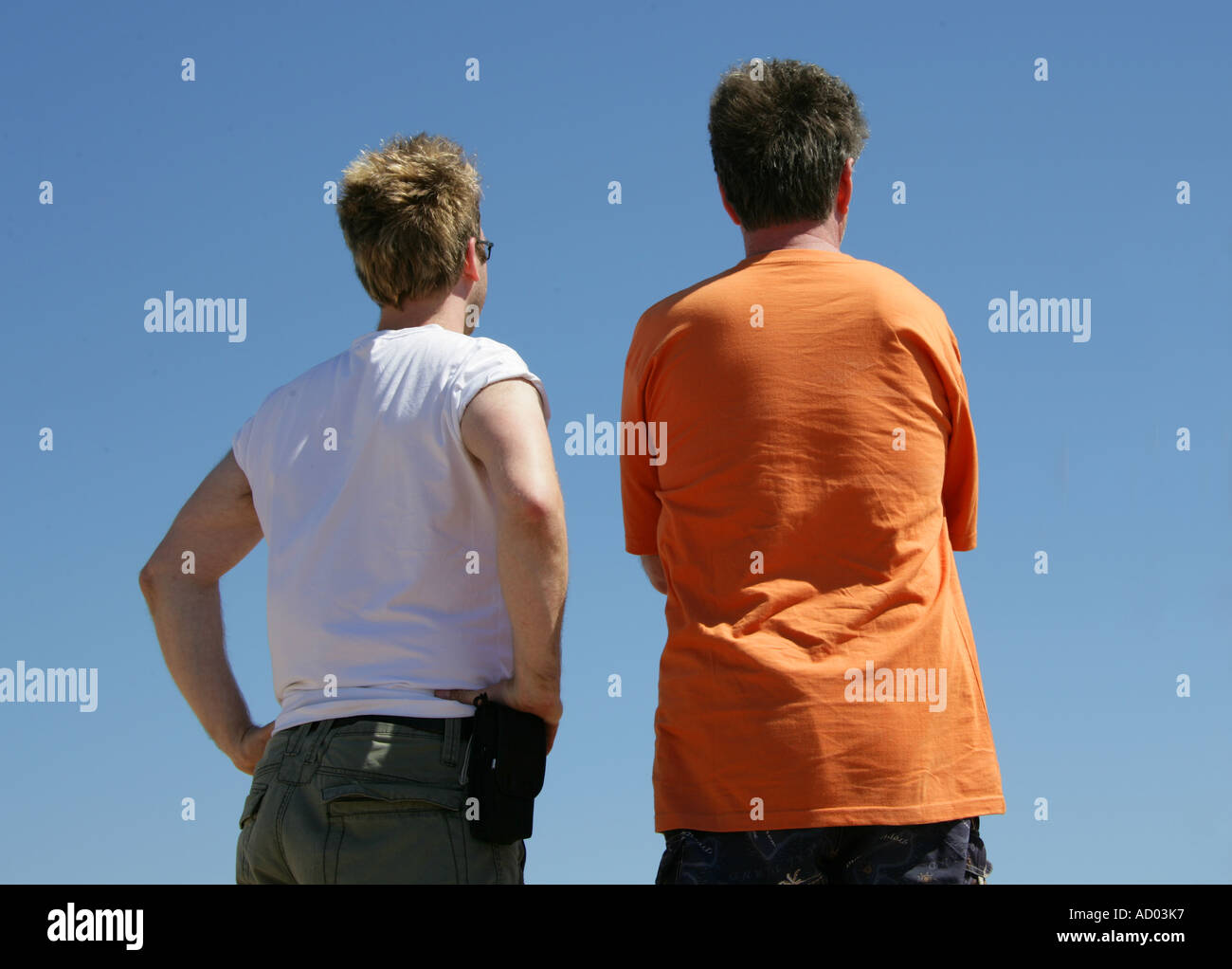 Blokes wearing blue hi-res stock photography and images - Alamy