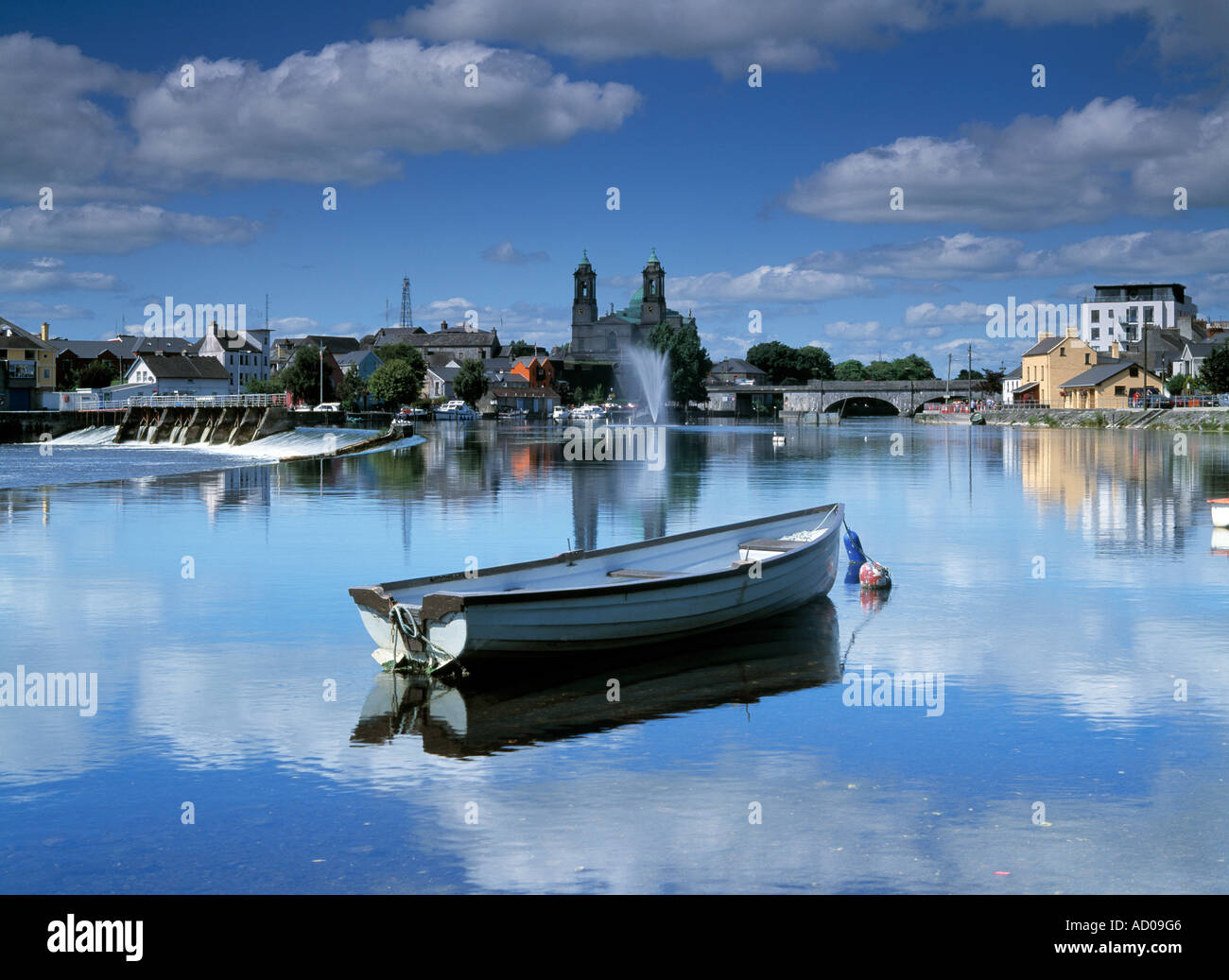 irelands longest river passing through an inland town Stock Photo - Alamy