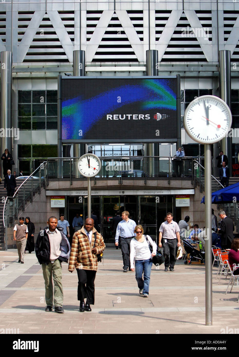 Giant screen canary wharf hi-res stock photography and images - Alamy