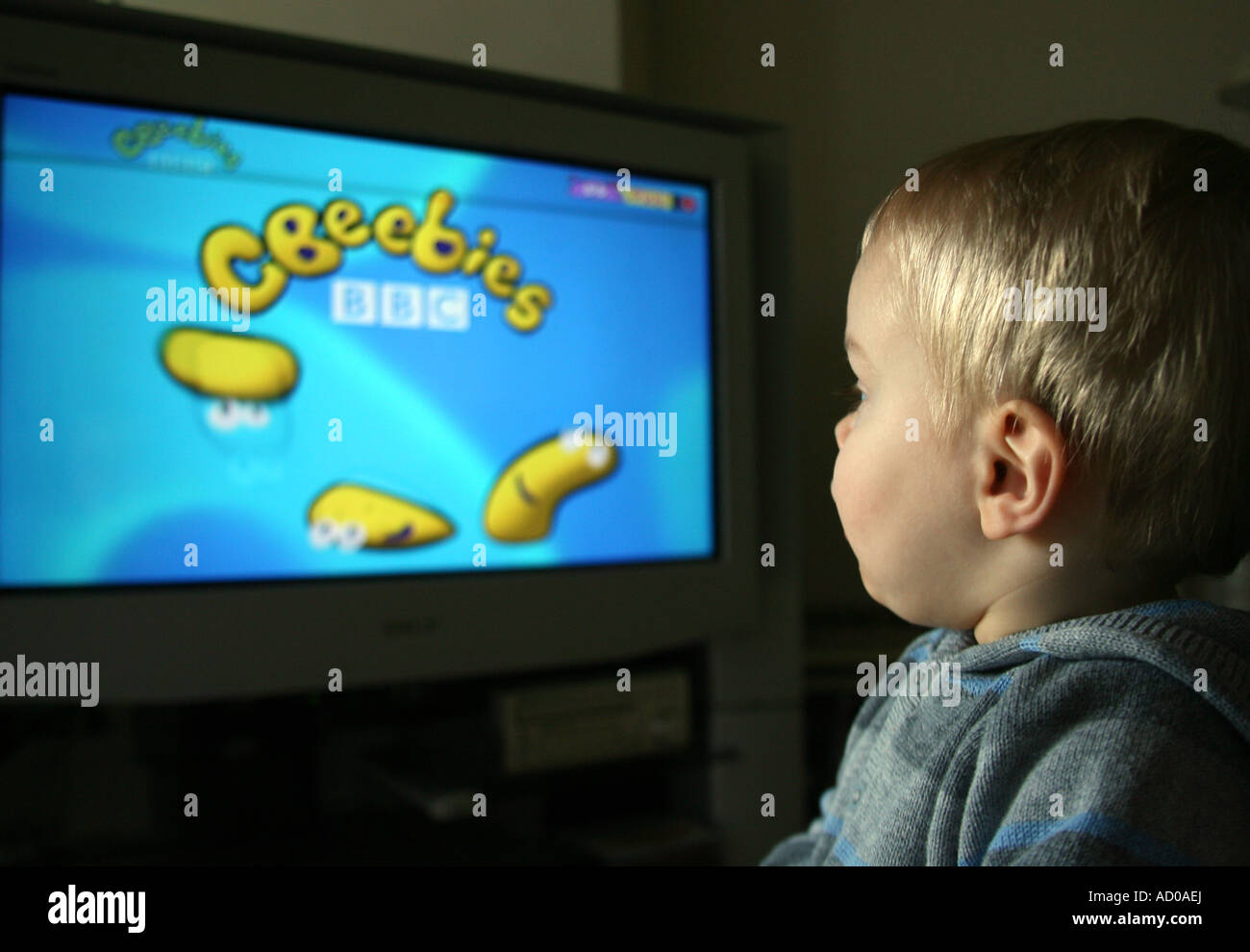 Child watching television Stock Photo - Alamy