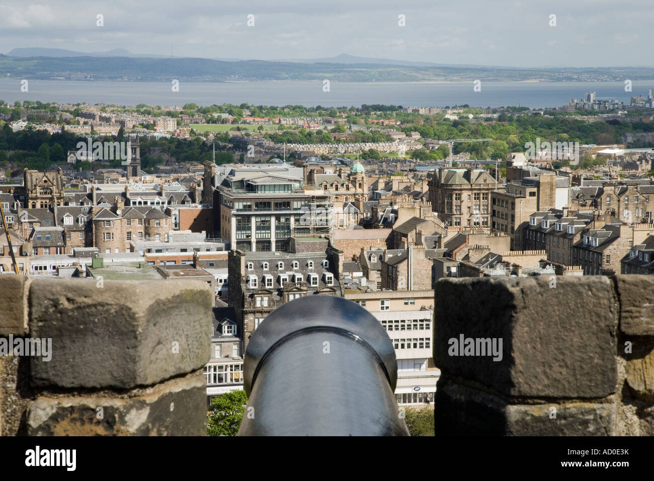 Cannon view edinburgh castle hi-res stock photography and images - Alamy
