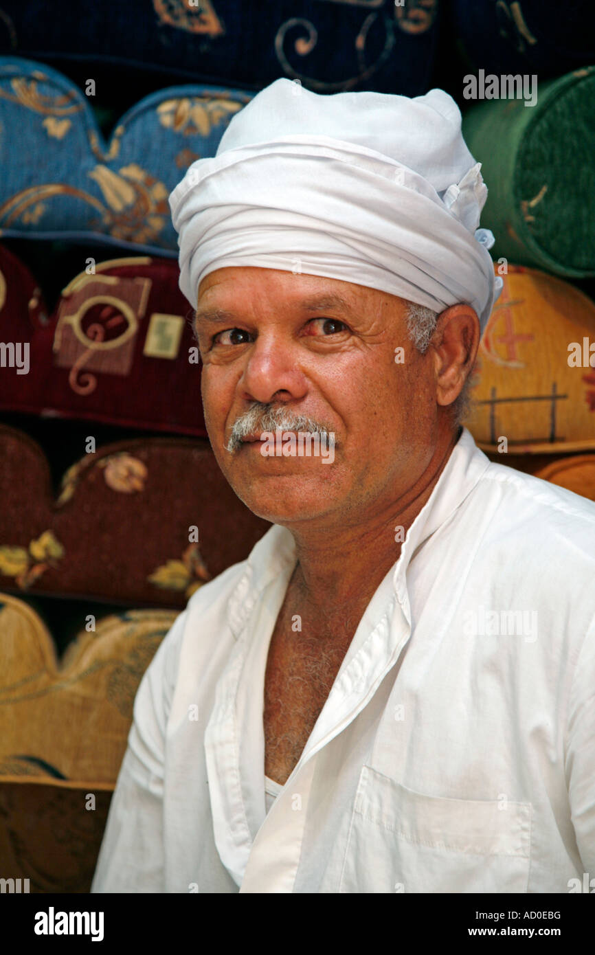 Kuwait dress hi-res stock photography and images - Alamy