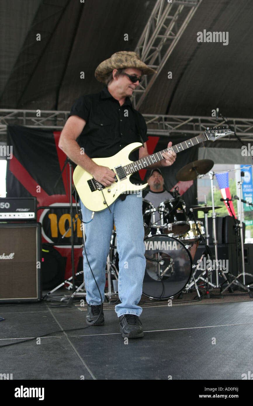 Downplay performing @ 2007 Stars & Stripes Festival Stock Photo - Alamy