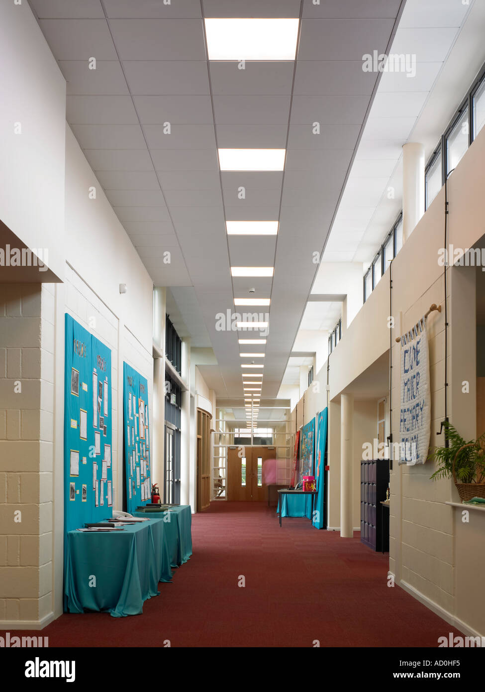 School corridor uk hi-res stock photography and images - Alamy