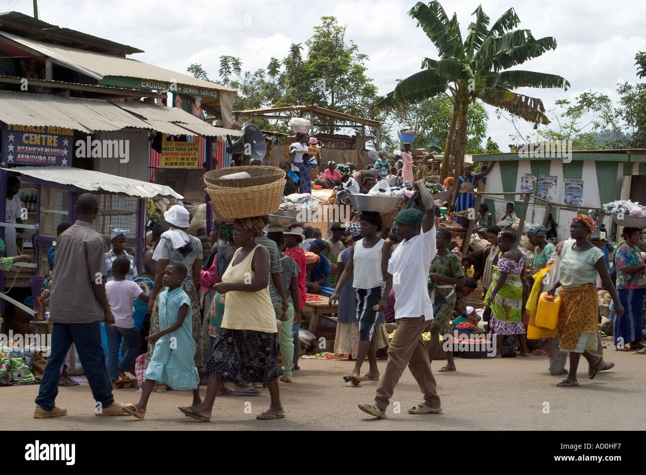 Crowded street in ghana hi-res stock photography and images - Alamy