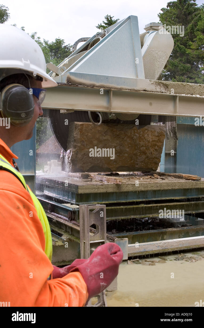 Cutting a slab of stone at Chilmark quarry Chilmark, UK Stock Photo - Alamy