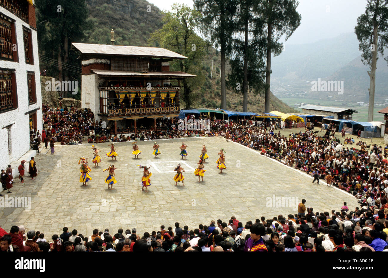 Dance performers at tsechu festival hi-res stock photography and images ...