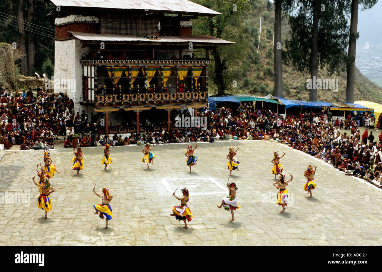 Dance performers at tsechu festival hi-res stock photography and images ...