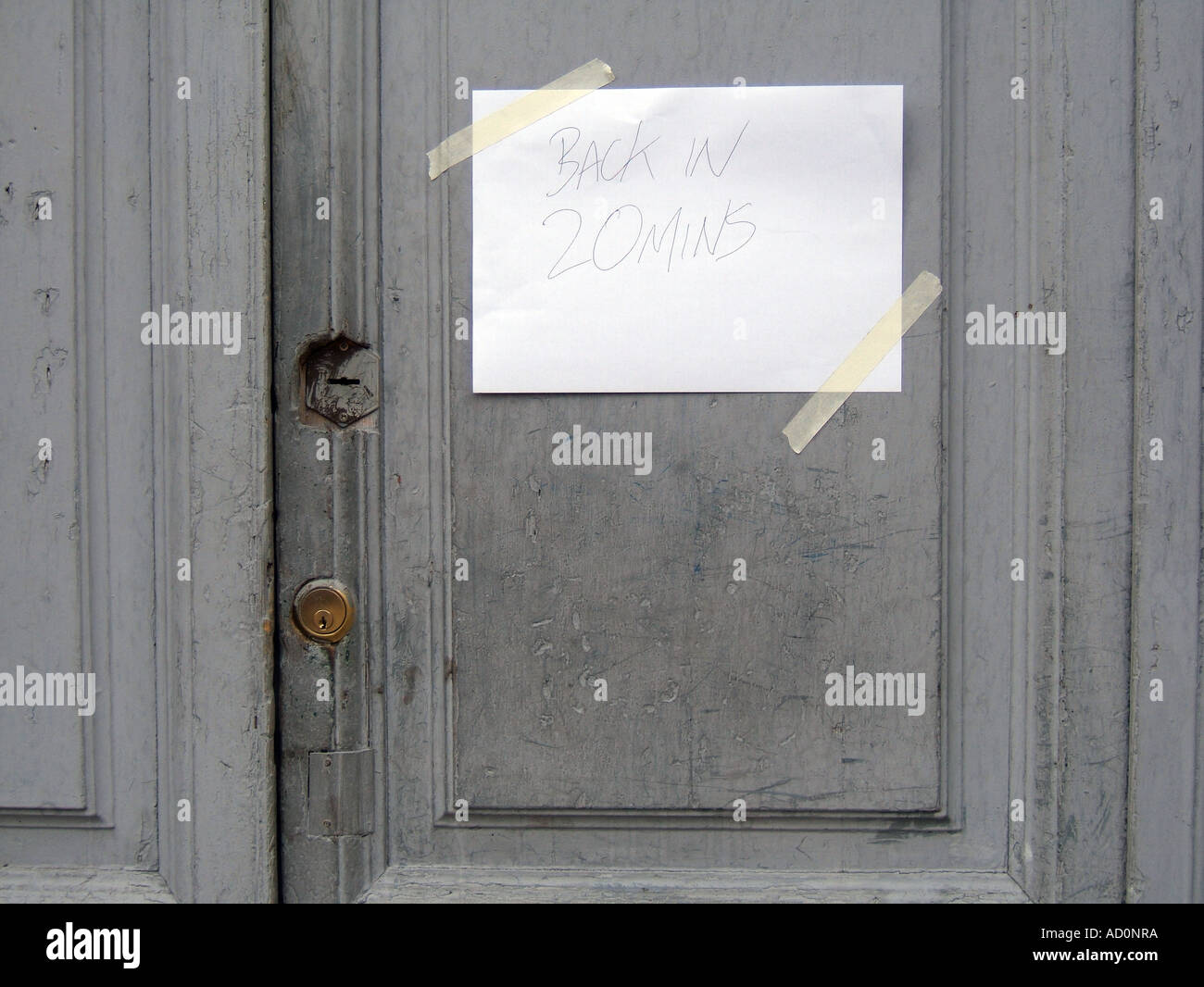 back in twenty minutes note stuck on door Stock Photo - Alamy