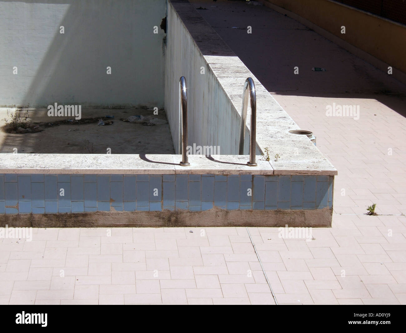 derelict swimming pool Stock Photo - Alamy
