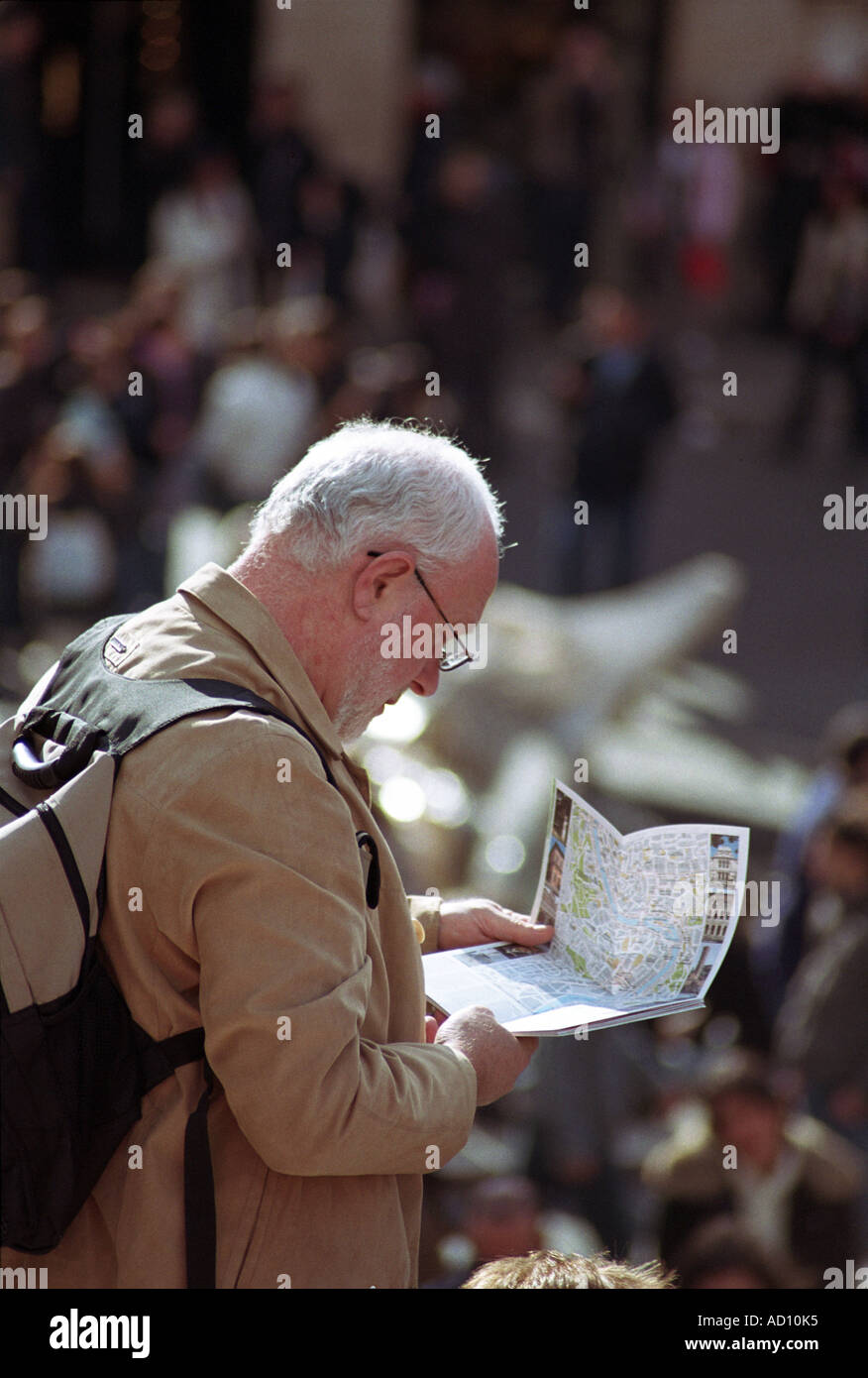 old man looking at map in rome Stock Photo - Alamy