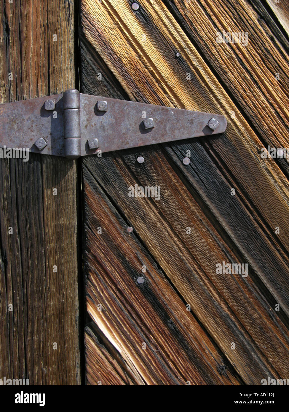 Rusty hinge on barn door Stock Photo - Alamy