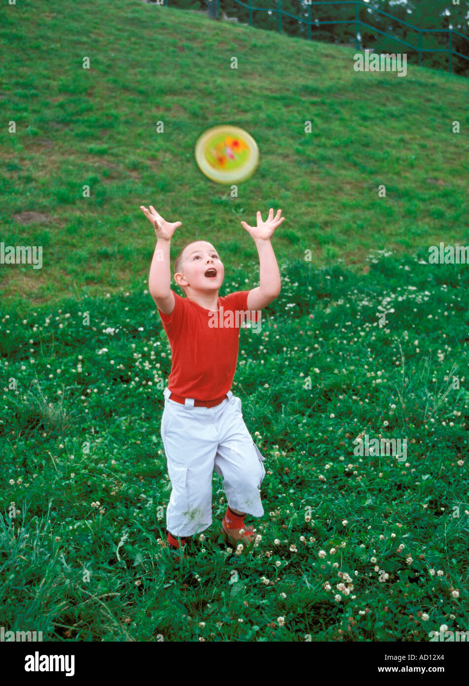 boy throwing up a frisbee Stock Photo - Alamy