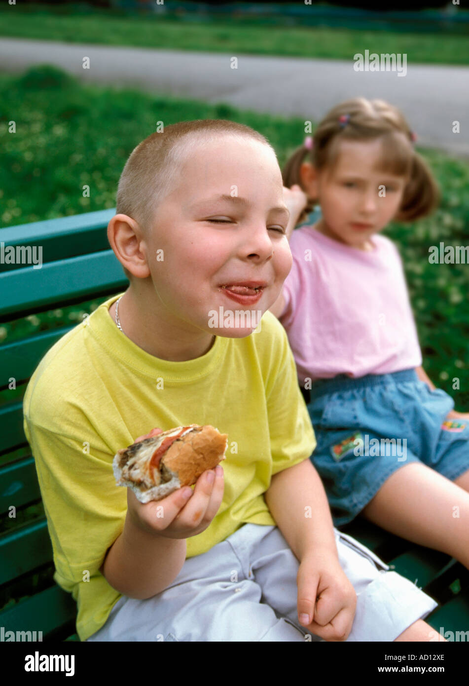 boy eating sandwich girl jealous Stock Photo - Alamy