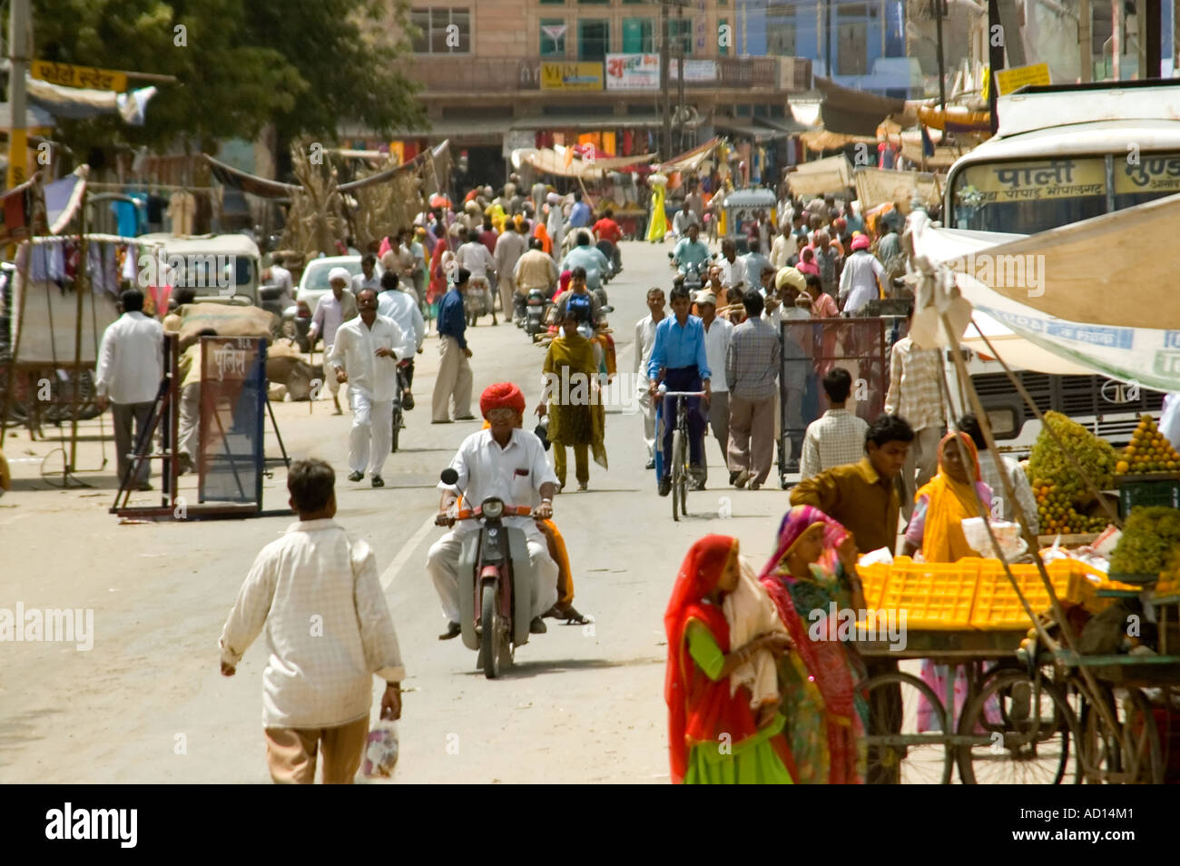 India rajasthan crowded bus hi-res stock photography and images - Alamy