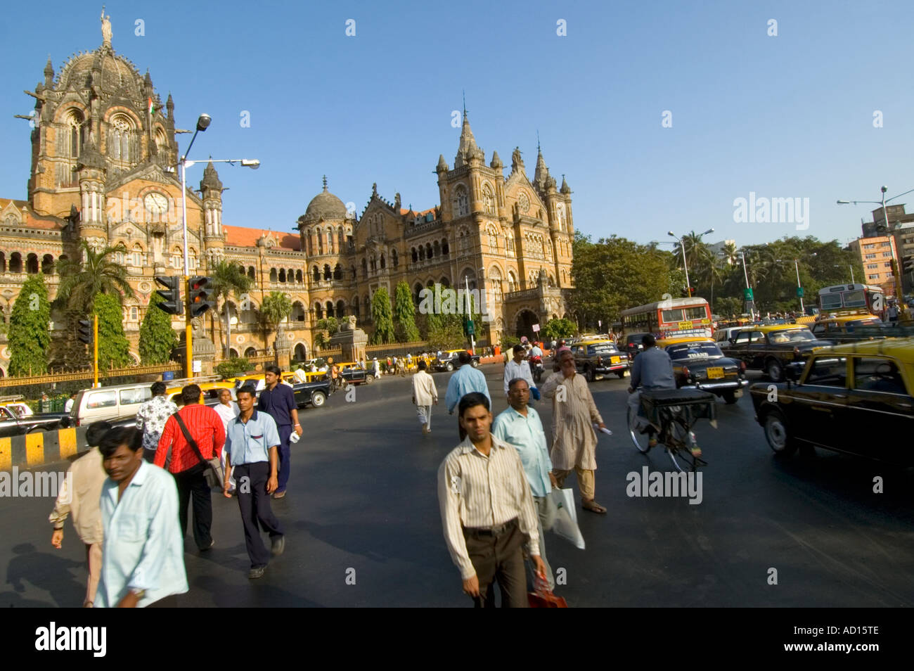 Horizontal wide angle of the evening rush hour outside Victoria ...