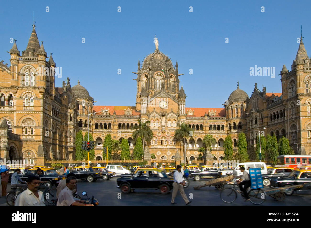 Horizontal wide angle of the evening rush hour outside Victoria ...