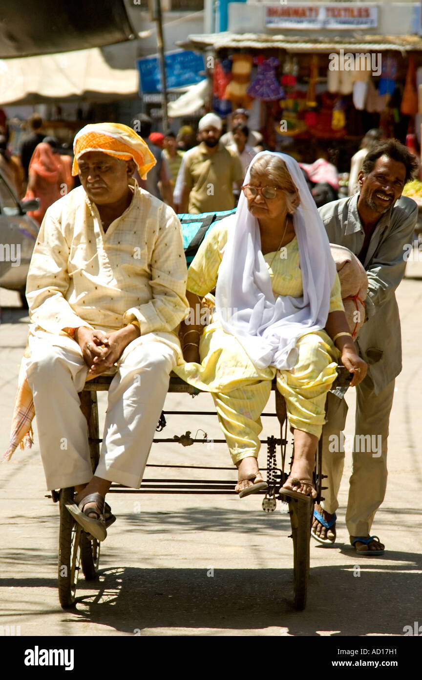 Hitching a lift hi-res stock photography and images - Alamy