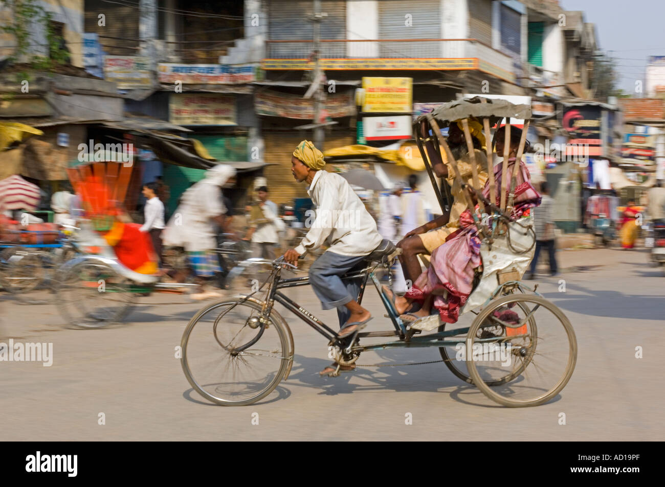Indian family travel cycle rickshaw hi-res stock photography and images ...