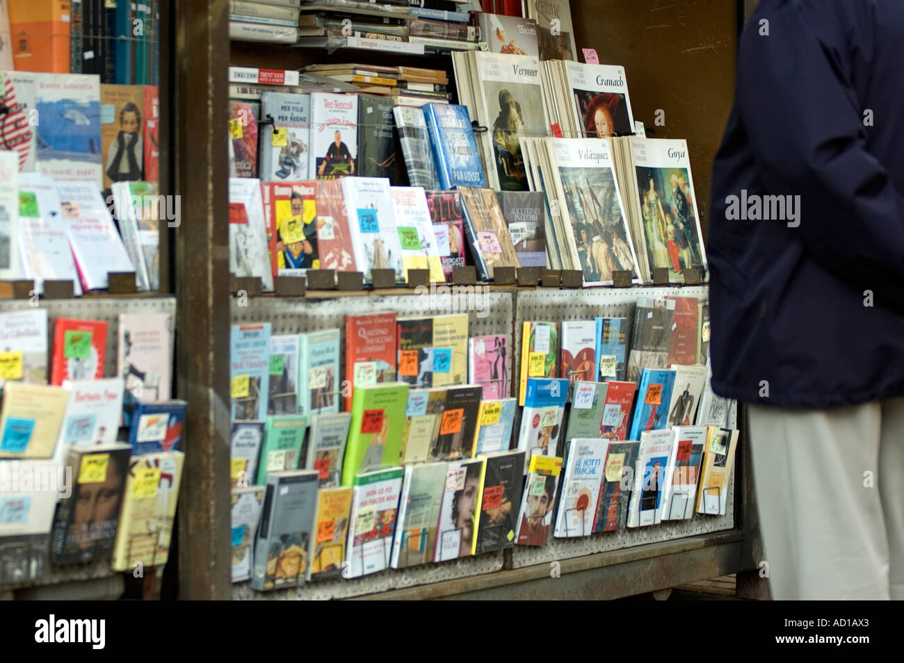 Bookstall aedicule niche newspaper hi-res stock photography and images ...