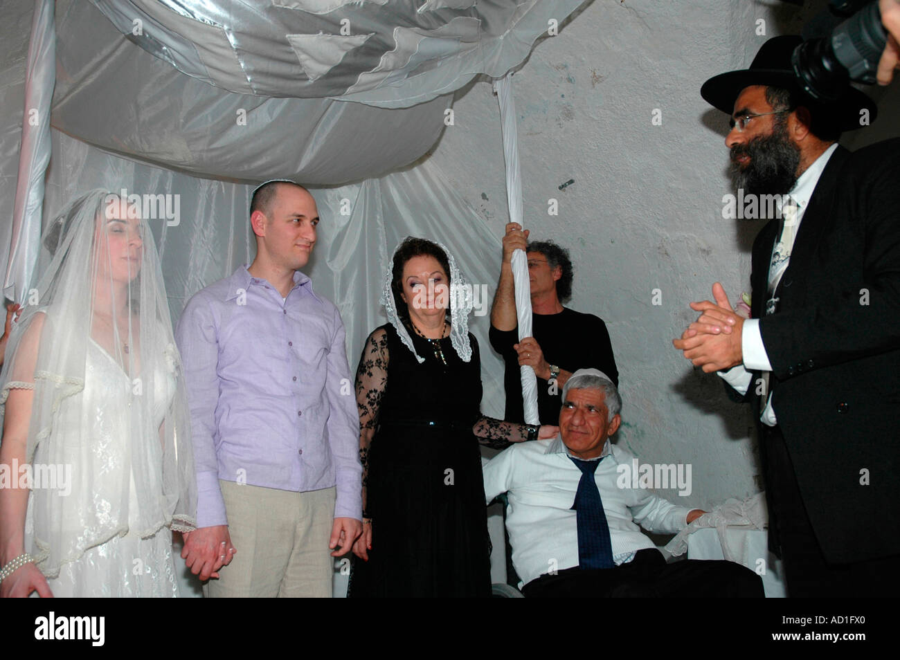 Rabbi jewish wedding ceremony hi-res stock photography and images - Alamy