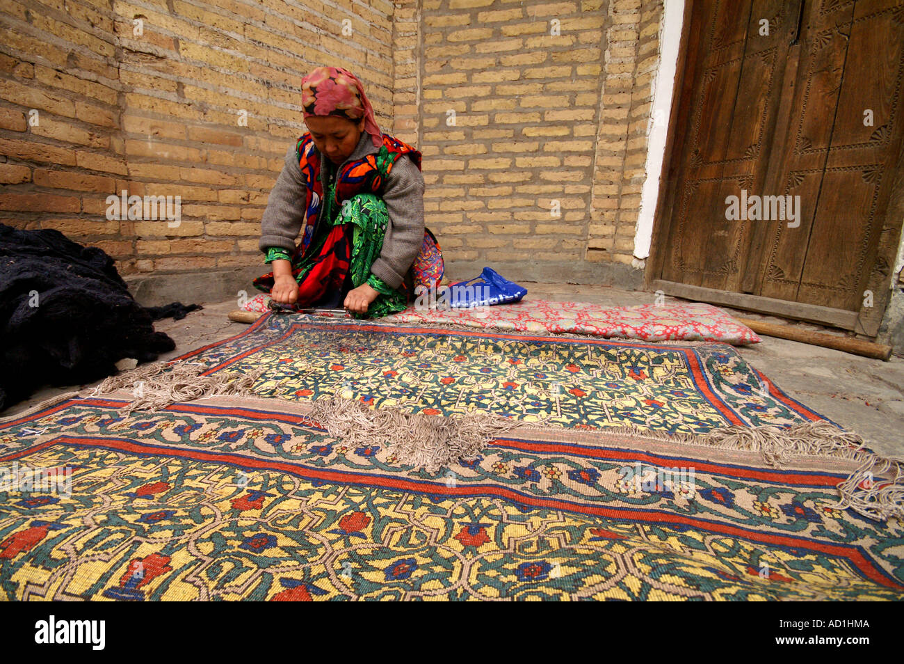 Uzbek carpet woman hi-res stock photography and images - Alamy