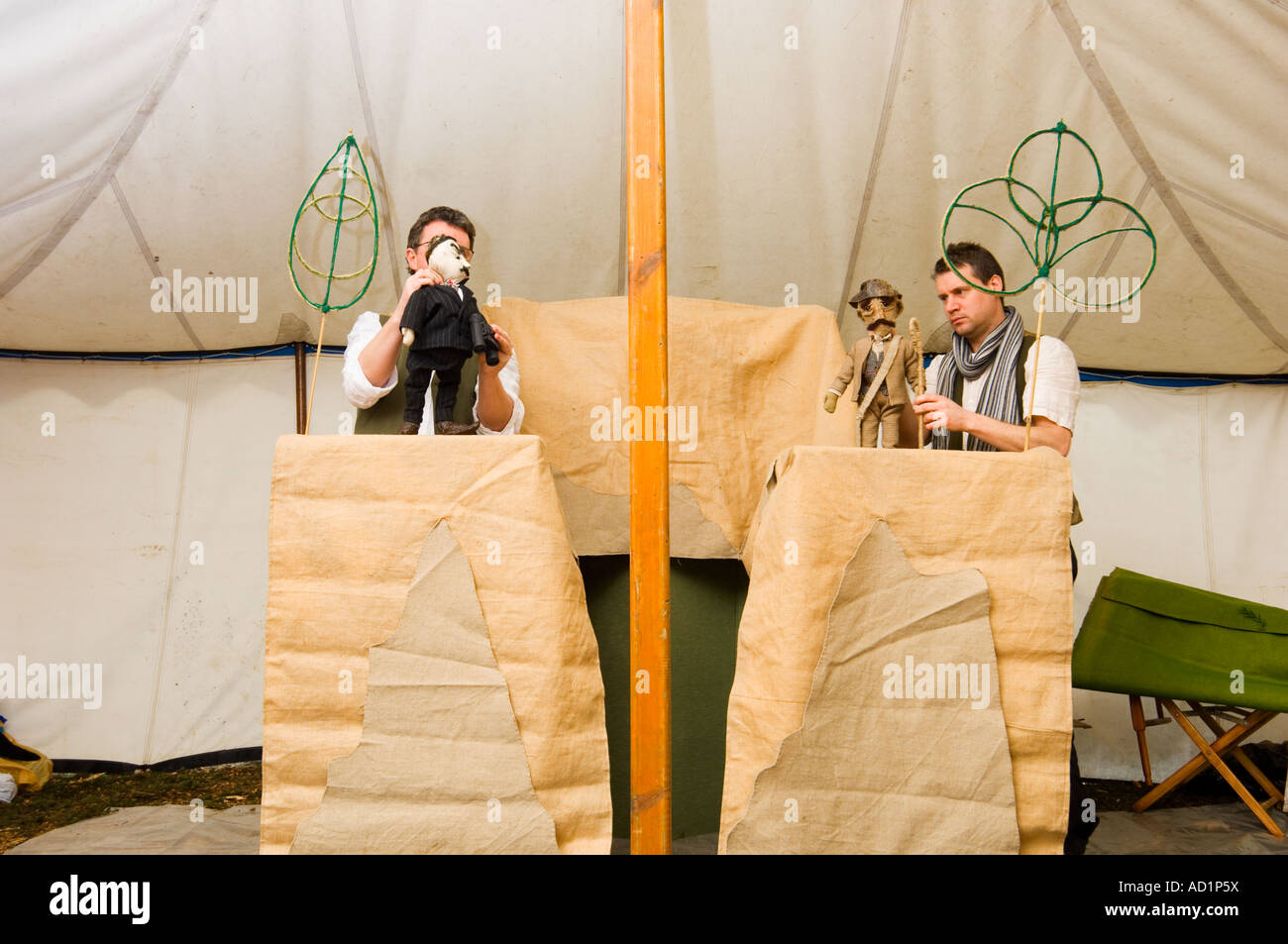 Richard Medrington's Puppet State Theatre performing 'The Man who ...