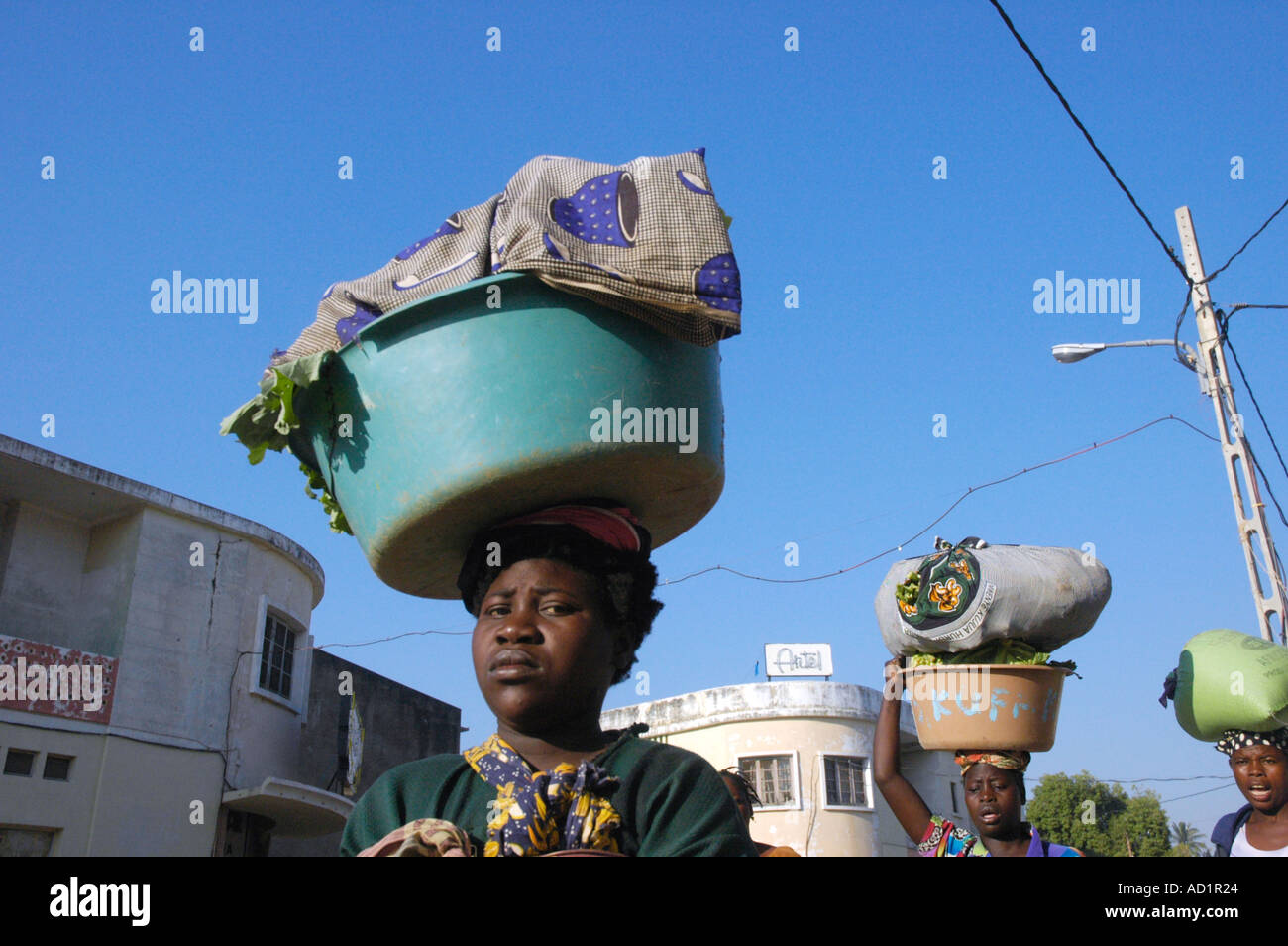 Women carrying baskets head hi-res stock photography and images - Alamy