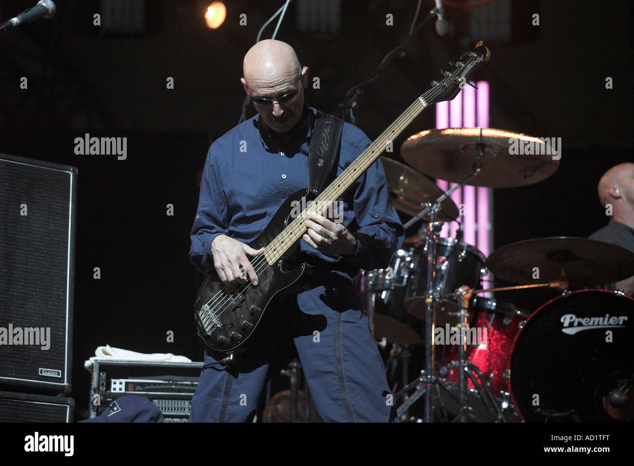 Tony levin hi-res stock photography and images - Alamy