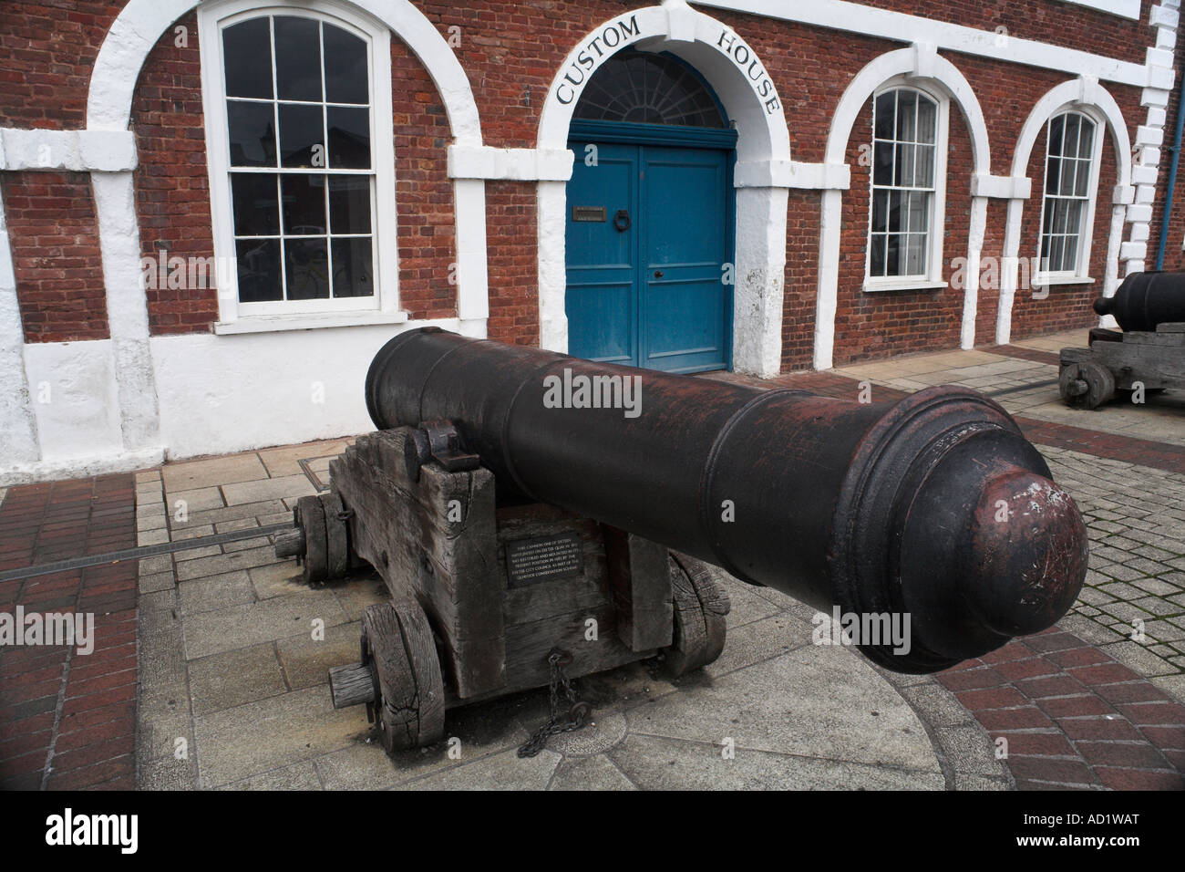 Ships cannon hi-res stock photography and images - Alamy