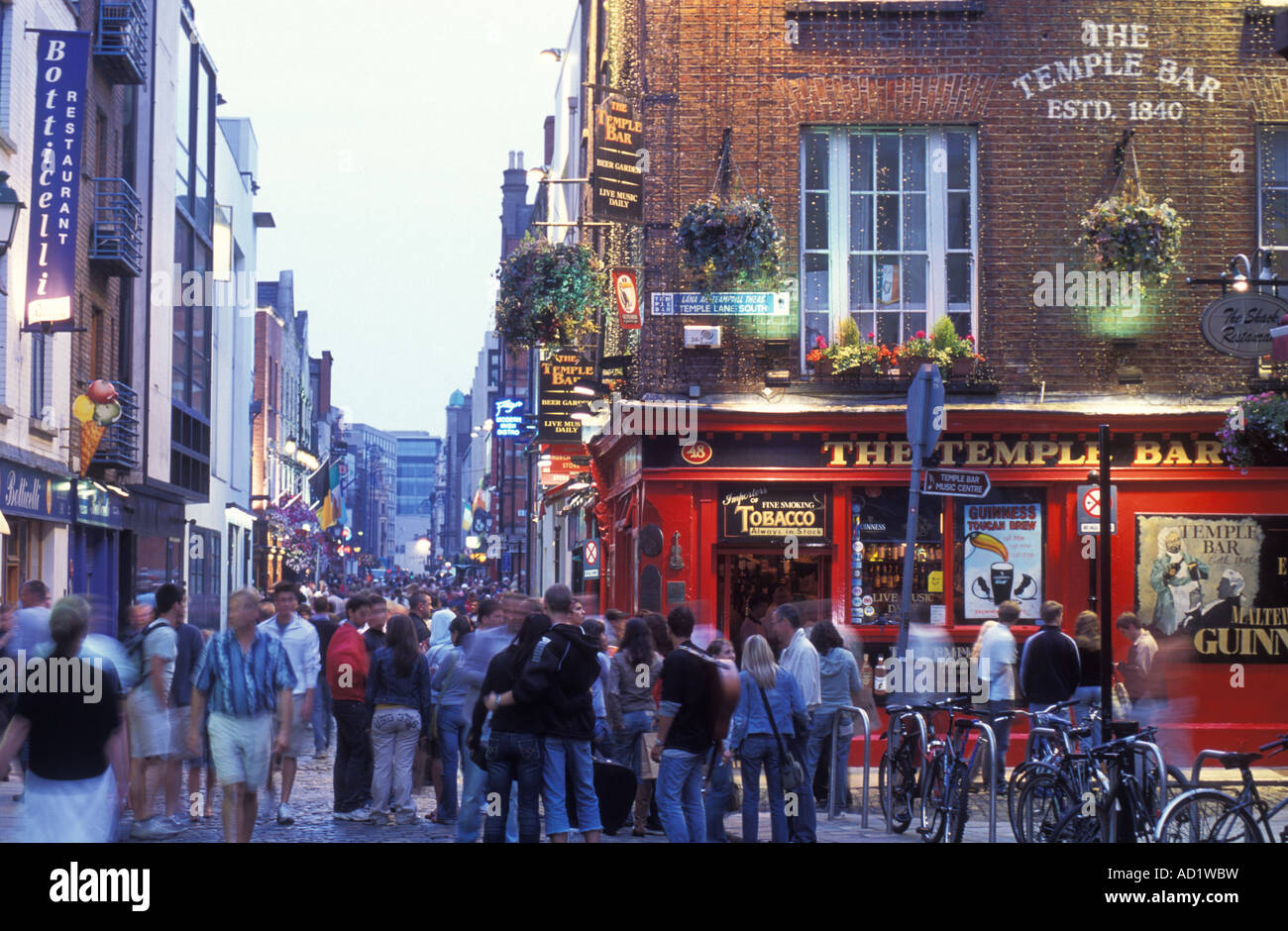 Crowd of people at Temple Bar in Dublin Ireland Stock Photo - Alamy